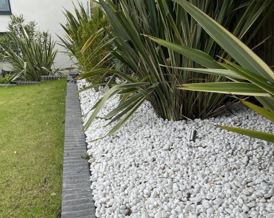 24 Stunning White Rock Garden Ideas for Your Front Yard - EdgeFurnish