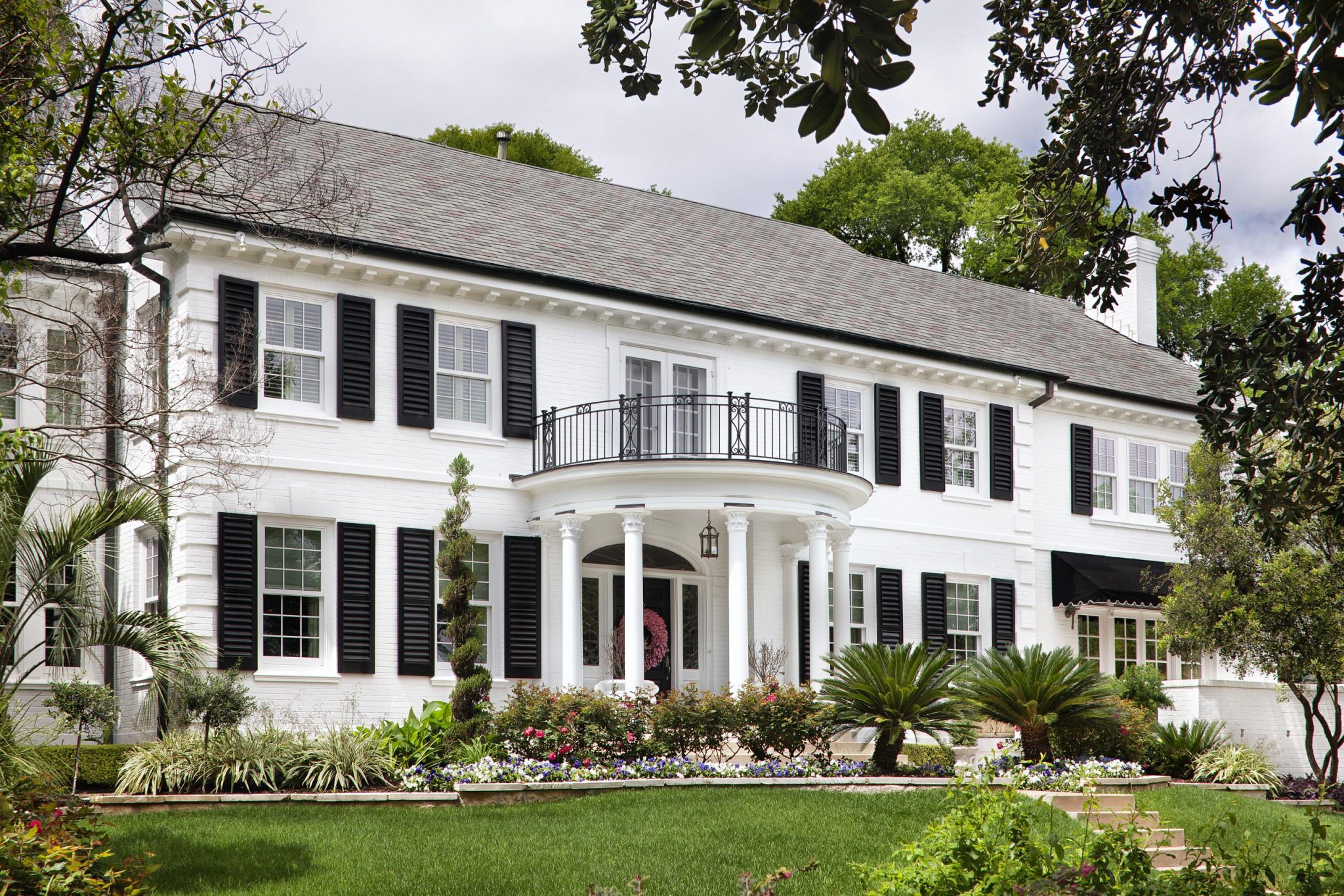 25 Striking Black and White House Exterior Ideas You Must See - EdgeFurnish