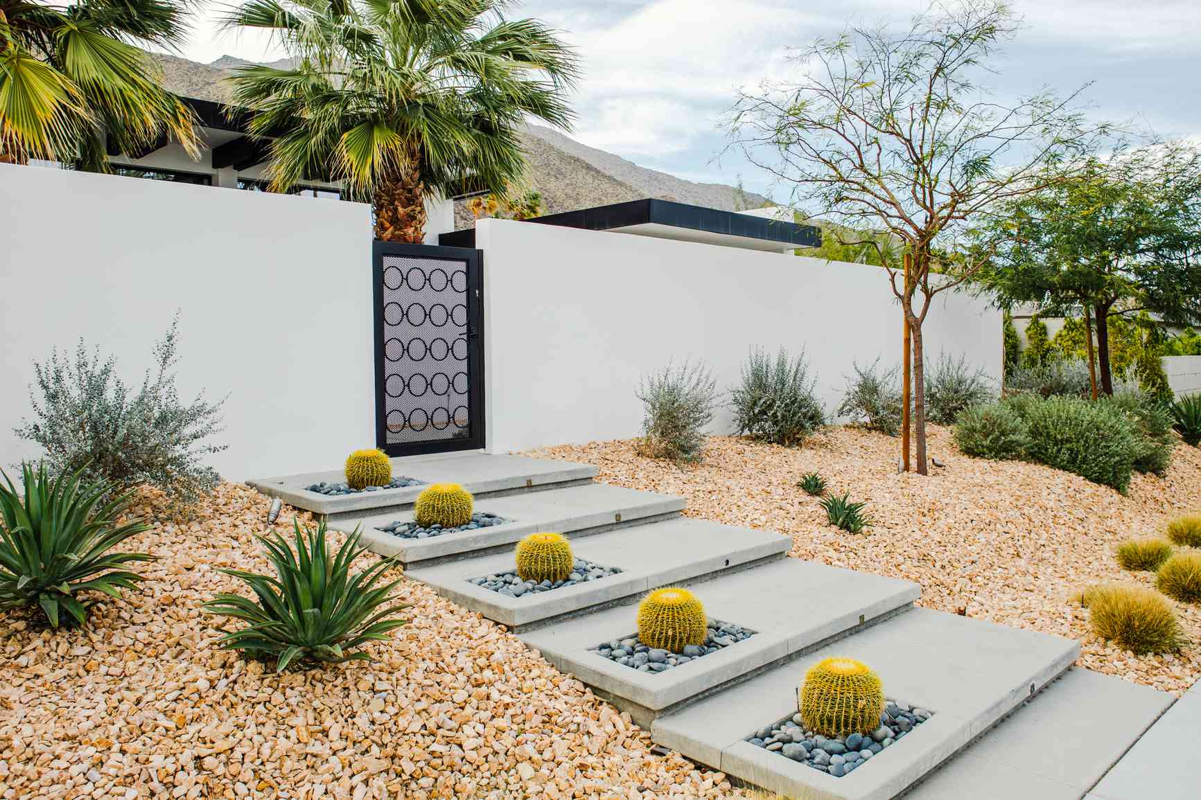 24 Stunning White Rock Garden Ideas for Your Front Yard - EdgeFurnish